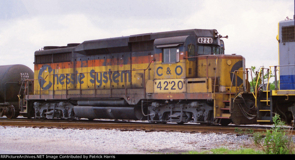 CSX 4220 GP30M X-C&O Chessie 3026 eastbound from CSX Gentilly Yard New Orleans LA 04-1995